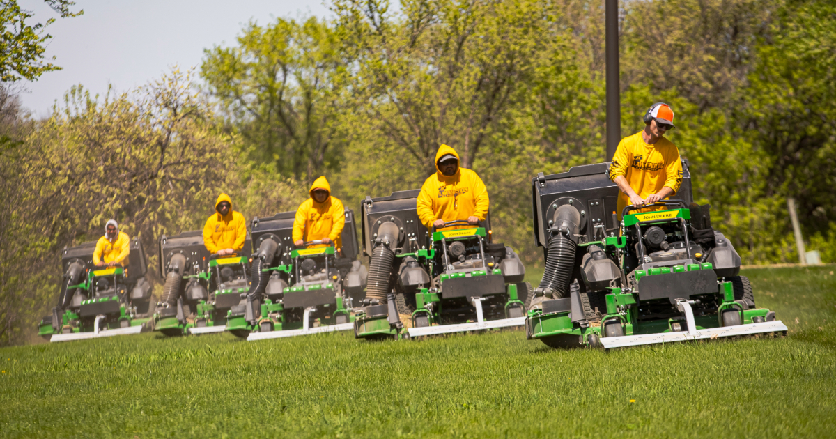 Best Lawn Mower for Your Yard’s Size and Terrain | RDO Equipment Co.
